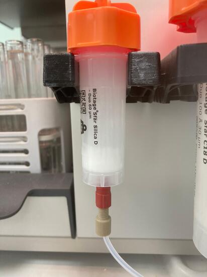 Does flash column equilibration volume impact purification results?